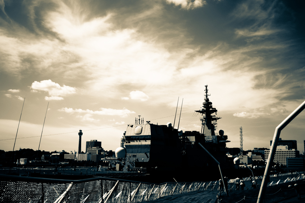 横浜大さん橋に護衛艦いずも来たる by 如月恭介 ID7843304 写真共有サイト PHOTOHITO
