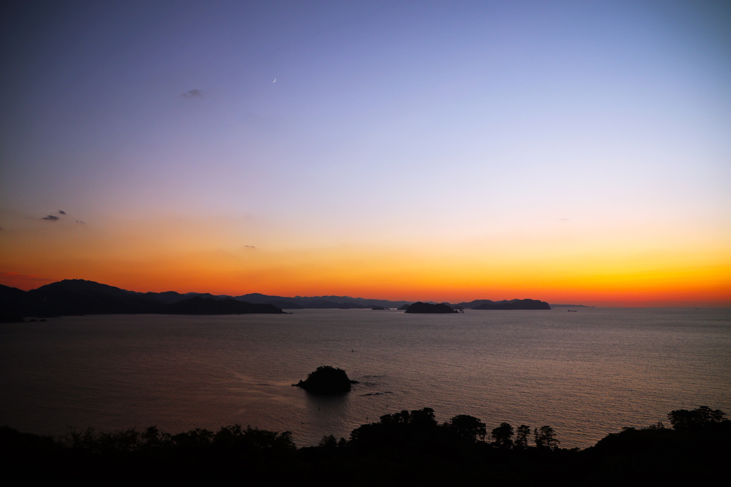 日没後の三日月 By Sponge (id:9841959) 写真共有サイト Photohito