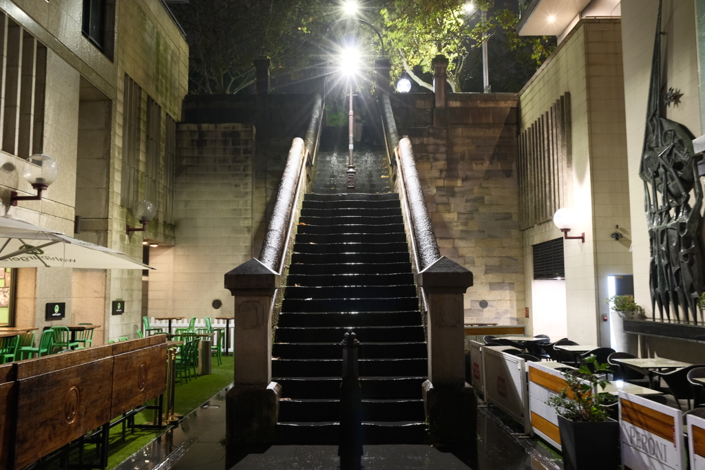 stone stairs in the rain by kenz （ID：13369980） - 写真共有サイト:PHOTOHITO